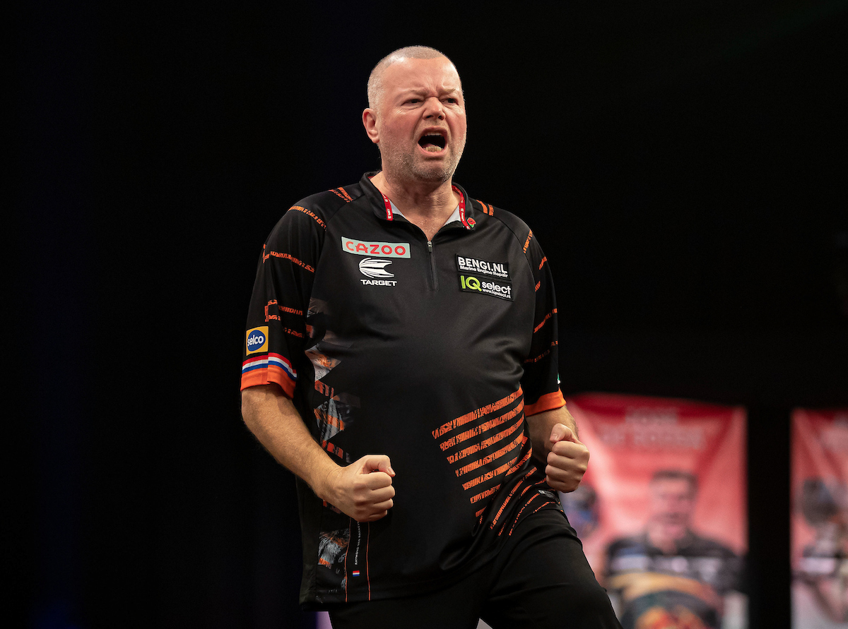 Champions Slamming Start | Darts World Magazine