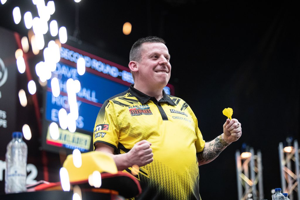 Chizzy Opens Up Strongly As Anderson Powers On | Darts World Magazine