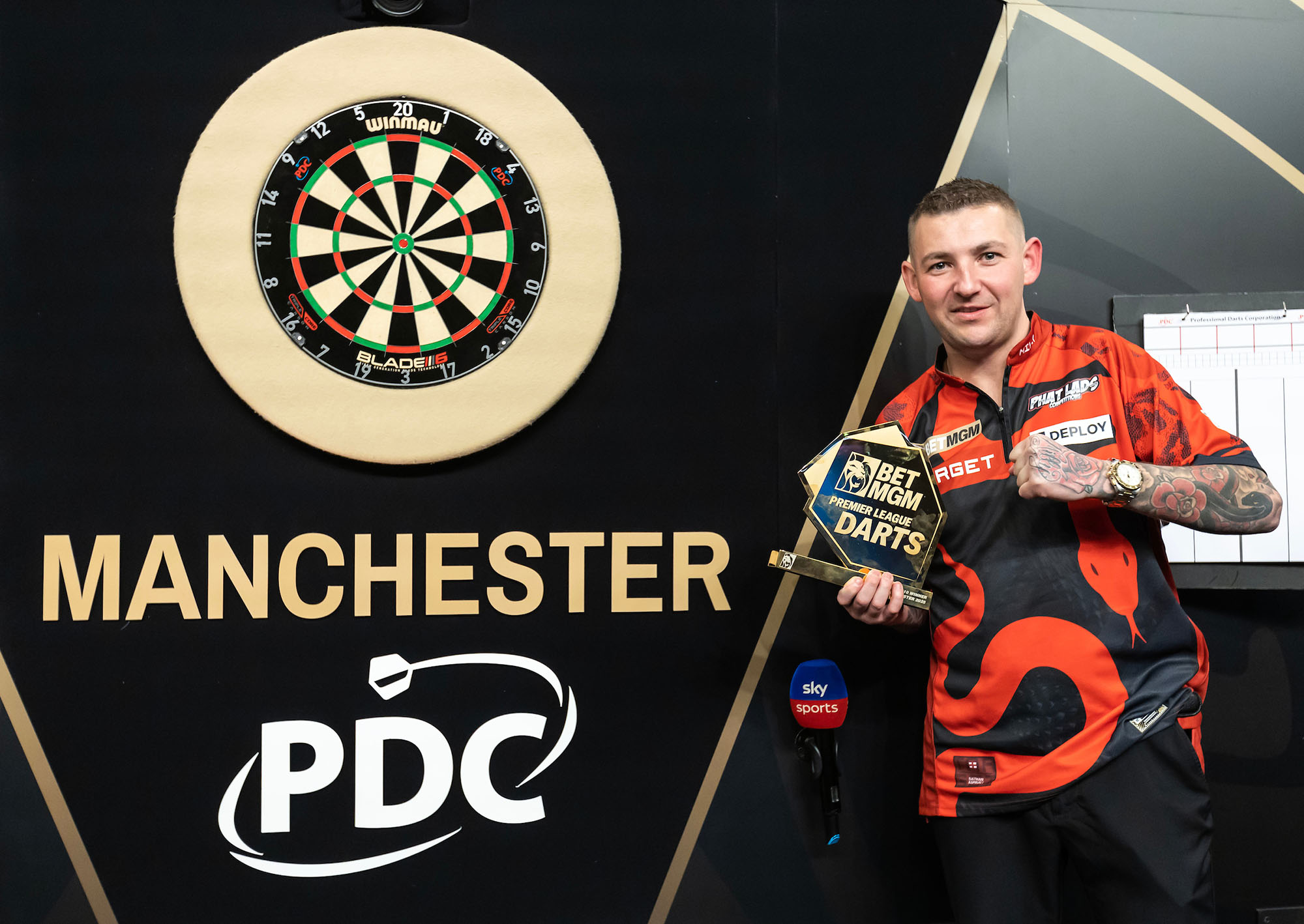 Aspinall's Manchester Magic: Night Ten Victory for Local Boy | Darts ...